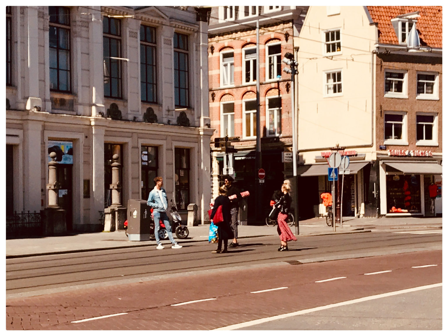 Mensen op straat, Rokin, maart 2020 - Corona in de Stad - Corona in de Stad